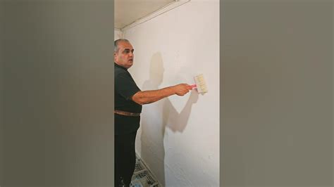 Варосване на стени с широка четка в селска къща Как се работи с гасена вар Discoverbulgaria