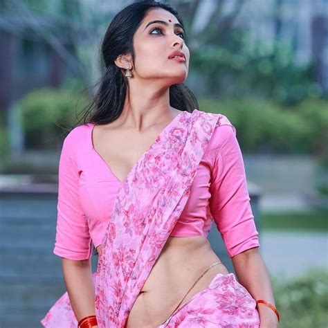 Divi Vadthya నీ అందాలు చూస్తే చలించవా మా హృదయాలు ఎలా దివి ఇంత అందం