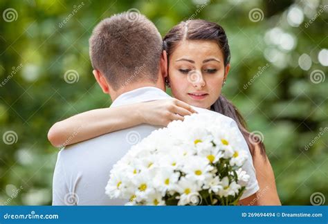 Feliz Pareja Joven Enamorada Al Aire Libre En El Parque Foto De Archivo