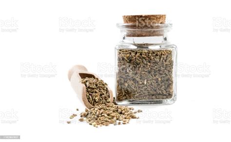 흰색 배경에 고립 된 나무 국자와 항아리에 씨앗을 아니스 정면 뷰 향신료와 음식 재료 0명에 대한 스톡 사진 및 기타 이미지 0명 건강한 생활방식 건강한 식생활