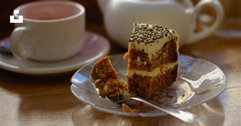 분홍색 세라믹 찻잔 옆에 흰색 세라믹 접시에 흰색과 갈색 케이크 사진 Unsplash의 무료 핀란드 이미지