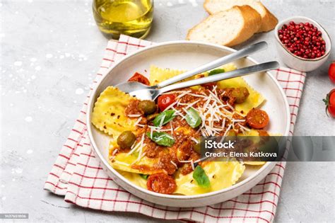 회색 배경에 토마토 소스와 바질과 치즈를 곁들인 올리브를 곁들인 라비올리 라비올리에 대한 스톡 사진 및 기타 이미지 라비올리 토마토 채소 0명 Istock