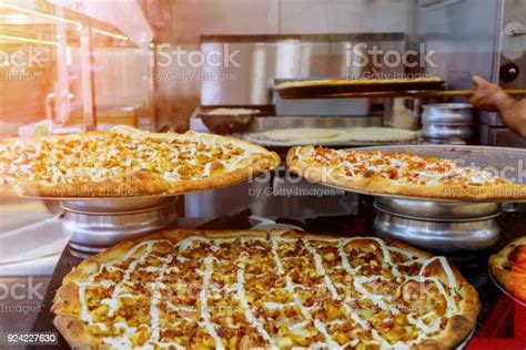 부엌에서 맛 있는 피자를 준비 하 고 있는 요리사 굽기 전에 카운터에 이탈리아 스타일 피자입니다 기업가에 대한 스톡 사진 및 기타 이미지 Istock