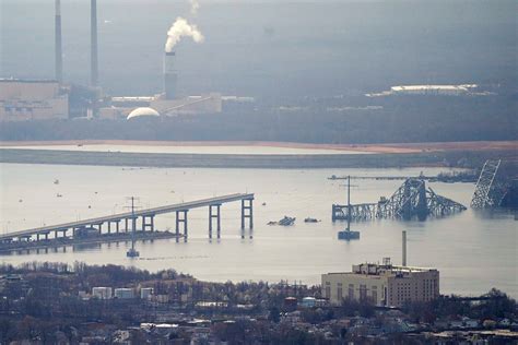 ФОТО Гүүрэн байгууламжийг чингэлэг тээврийн хөлөг онгоц мөргөсний улмаас гүүр бүрэн сүйджээ