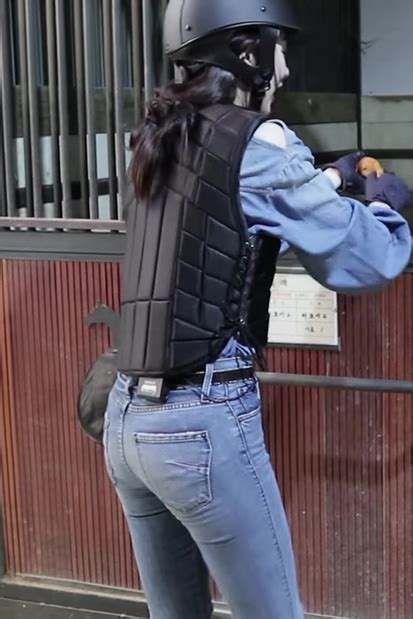 청바지 입고 말한테 당근 주는 밴디트 이연 움짤