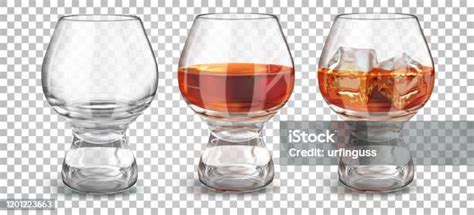코냑 럼 브랜디와 코냑 안경 세트 비어 있고 음료와 얼음 조각음료 알코올 음료 투명한 배경에서 격리된 벡터 3d 사실적인 일러스트레이션 0명에 대한 스톡 벡터 아트 및 기타