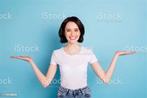 그녀의 초상화 그녀의 좋은 매력적인 매력적인 자신감 쾌활한 쾌활한 소녀는 밝은 선명한 빛나는 선명한 푸른 청록색 색상 배경에