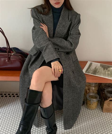 포앤바이앤 ★올드머니룩★ 헤링본 롱코트 테일러카라 더블버튼 와이드핏 뒤트임 일자 모직 롱 코트 겨울외투 클래식 베이직 깔끔한 단정한 결혼식 하객룩 격식 출근룩 입기편한