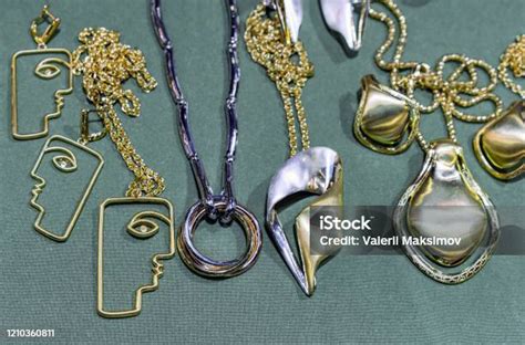 흰색과 노란색 금속으로 만든 보석 녹색 천에 펜던트와 귀걸이와 체인 0명에 대한 스톡 사진 및 기타 이미지 0명 개인 장식품 고급 Istock