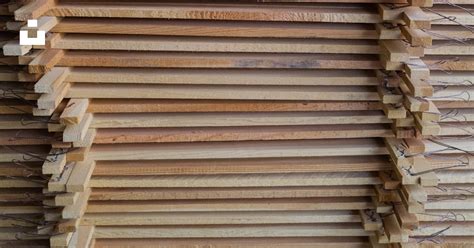 나무 판자 더미가 서로 겹쳐져 있습니다 사진 Unsplash의 무료 나무 이미지