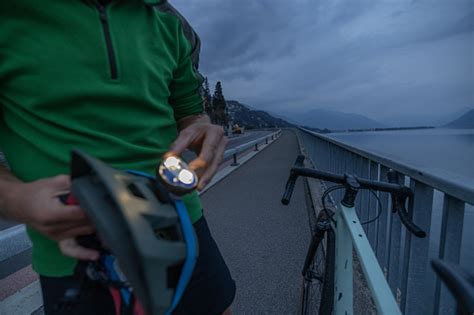 알아볼 수 없는 사이클리스트가 헤드램프를 헬멧에 맞게 조정합니다 35 39세에 대한 스톡 사진 및 기타 이미지 35 39세 건강한 생활방식 경쟁 Istock