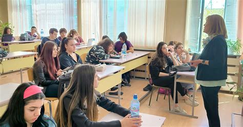 В пловдивското училище „Черноризец Храбър“ екип на ВУСИ и зрелостници разгледаха обстойно