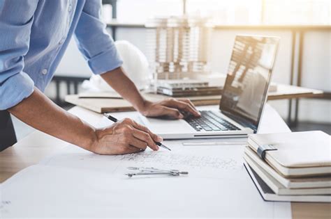 건축 개념 건축가 또는 엔지니어 청사진에 새로운 프로젝트 계획에 대 한 작업의 손 모델 구축 및 엔지니어링 작업 사이트 도구 건물 외관에 대한 스톡 사진 및 기타 이미지