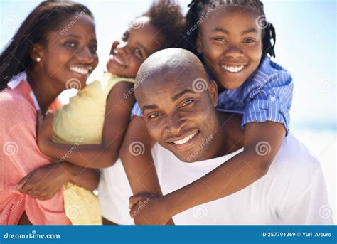 Tiene Un Marido Y Un Padre Orgullosos Dos Padres Dando A Sus Hijos Un