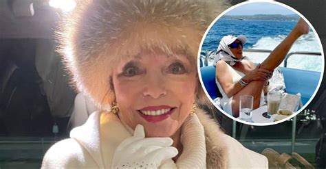 90 Year Old Joan Collins Shows Off Toned Legs Ahead Of The Emmy Awards Doyouremember