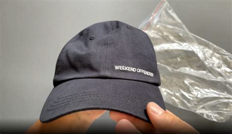 Распаковываю бейсболку Weekend Offender