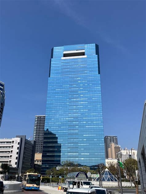 1日1神戸、今日は川崎重工本社などが入る神戸クリスタルタワーです！ 穴が空いた独特の外観をしたこのビル。独特の構造は、風水の考え方を取り入れ