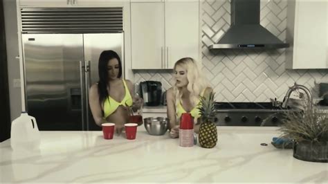 Красотки на улице у бассейна отсасывают брату длинный сочный фаллос Eporner