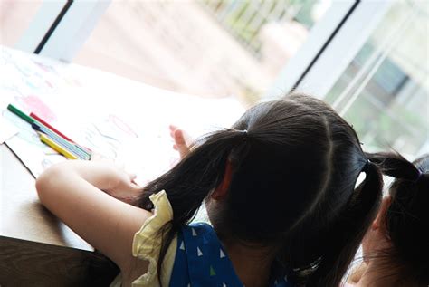 교사는 휴일 주말에 세 자녀를 흰 종이에 그림을 가르치고 있다 배경 흐림 교사 교육 관련 직업에 대한 스톡 사진 및 기타 이미지 교사 교육 관련 직업 교습 교실