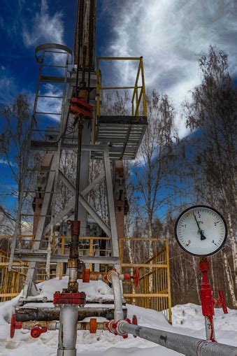 파이프라인 기압 게이지는 1 8mpa 오일 펌프잭 겨울 작동을 보여줍니다 일몰 배경에 석유용 석유 굴착 에너지 산업용 기계 설계