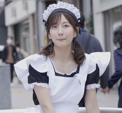 【画像】メイドさん、パンツを見せつけてくる