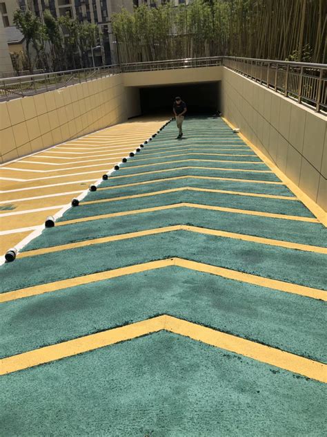 我司承接舟山恒大御景湾车库防滑坡道900㎡项目建设中！