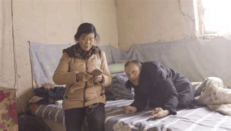 母爱如天 她为残疾儿子撑起一片天张艳芳