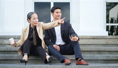 두 명의 사업가가 사무실 밖의 계단에 앉아있는 동안 서로 이야기합니다 2명에 대한 스톡 사진 및 기타 이미지 2명 30