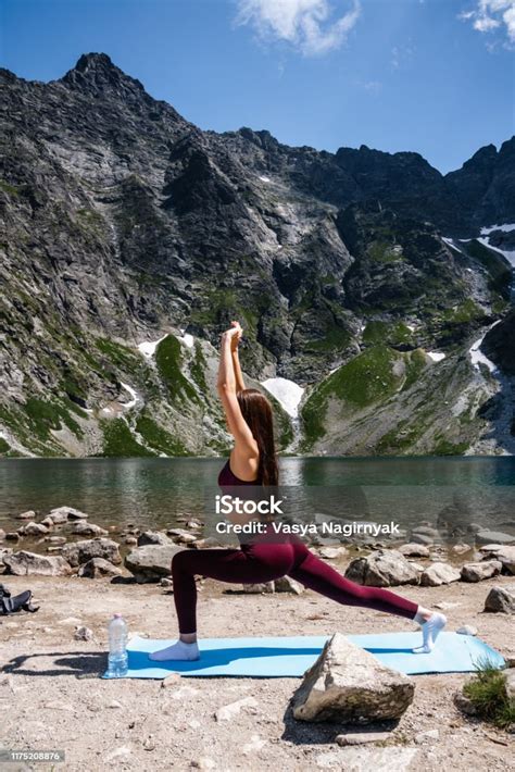 산호수 근처에서 요가 연습을하는 빨간 스포츠웨어의 젊은 아름다운 소녀 건강한 삶과 신체와 정신 발달 사이의 자연 균형의 개념 균형에 대한 스톡 사진 및 기타 이미지 Istock