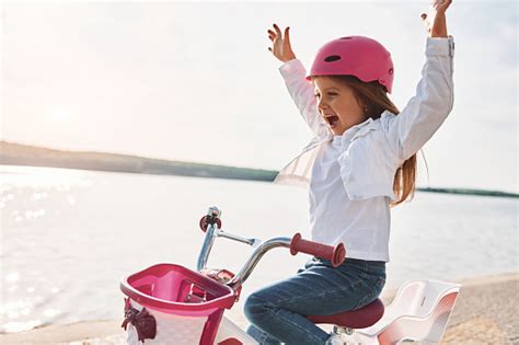 호수 근처 여름에 야외에서 자전거를 타는 행복한 어린 소녀 4 5세에 대한 스톡 사진 및 기타 이미지 4 5세 귀여운 금발 머리 Istock