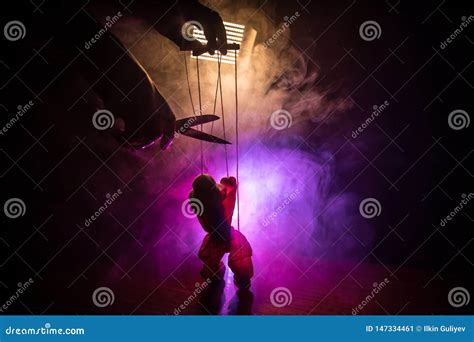 Concept Of Manipulation Hand Holds Strings For Manipulation Imagem De Stock Imagem De Fundo