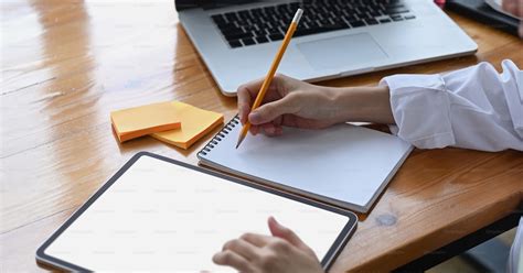 디지털 태블릿으로 작업하고 노트북에 메모를 하는 여성 기업가 사진 Unsplash의 테이블 이미지