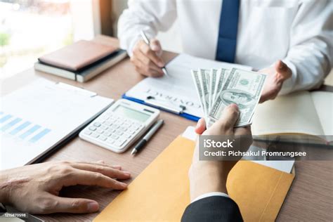 뇌물수수 및 부패 사업가 손주고 봉투제공 파일 부정 부정 행위 사업 불법 돈 개념 계약서에 대한 스톡 사진 및 기타 이미지 계약서 금융 남자 Istock