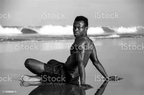 여름 방학 라이프 스타일의 초상화 젊은 매력적이 고 편안한 아프리카 미국 남자에 맞는 몸과 근육 다시 앉아 해변 모래 포즈 멋진 늠 름 한 태도에 흑백 30 39세에 대한