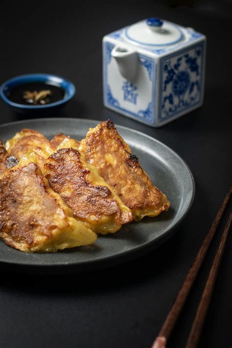 파란색 세라믹 접시에 갈색과 노란색 접시 사진 Unsplash의 무료 음식 이미지