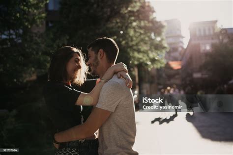 서로 보고 하 고 도시 거리 Oudoors에서 좋은 여름날을 즐기는 멋진 커플 아름 다운 부부 사랑 스러운 로맨틱 순간 야외에서 데입니다 도시에 대한 스톡 사진 및 기타