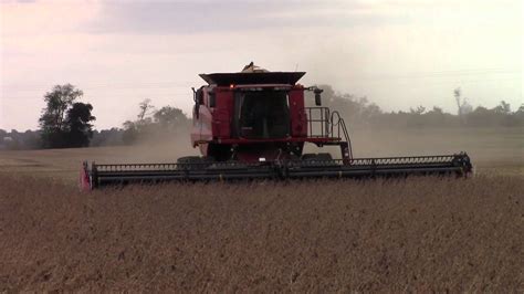 Case IH 9230 Axial-Flow Combine on Tracks - YouTube
