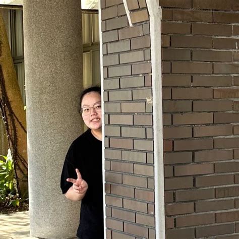 哇勒我做夢終於夢到盧廣仲了！好像在一個小型的演唱會的場地 廣仲在台下附近也沒什麼人 反正我看到廣仲就去跟他打招呼 後來還有扯個幾句 然後（這邊