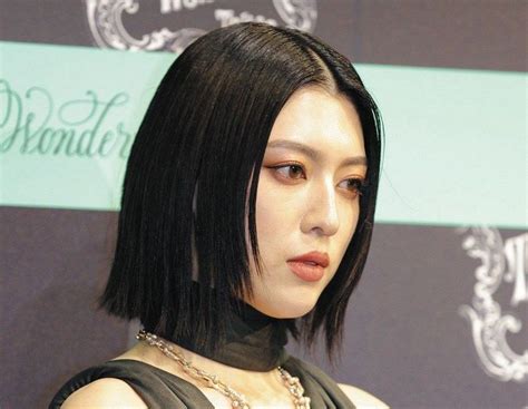 三吉彩花、美脚透ける妖艶なドレス姿を披露 「なんや、そのエロ服は」と反響：中日スポーツ・東京中日スポーツ
