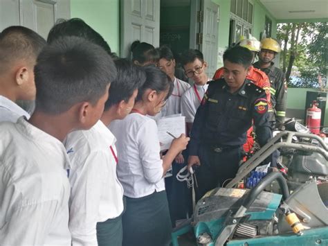 ဒဂုံမြို့သစ်အရှေ့ပိုင်းမြို့နယ်တွင် မီးသတ်တပ်ဖွဲ့မှ ကလေးသူငယ်များ