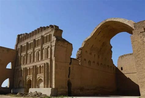 انوشیروان شاه ساسانی به خاطر پیرزنی که حاضر نشد خانه اش را بفروشد دیوار