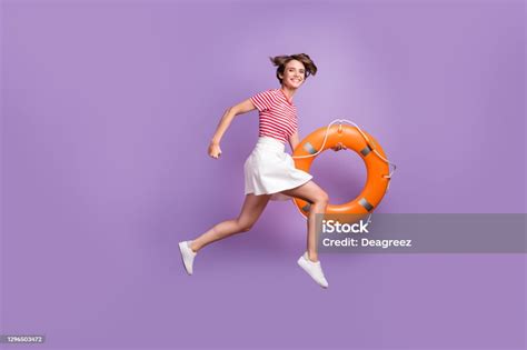 소녀 점프 툰 홀드 고무 링 착용 스트라이프 티셔츠 미니 스커트 신발 절연 보라색 색상 배경의 전체 길이 프로필 사진 T 셔츠에 대한 스톡 사진 및 기타 이미지 Istock