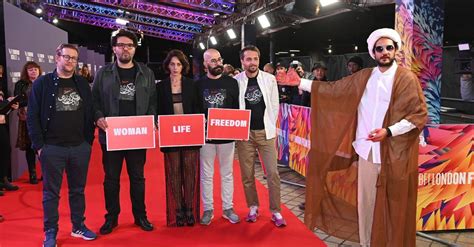 حضور کارگردان عنکبوت مقدس در جشنواره هامبورگ با لباس آخوندی و دندان دراکولا