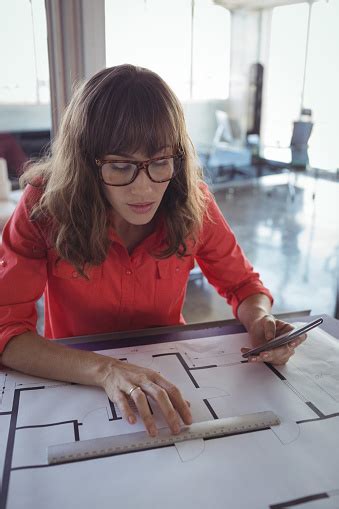 사무실에서 종이에 드로잉 하는 여성 인테리어 디자이너 계획에 대한 스톡 사진 및 기타 이미지 계획 규모 근거리 초점 Istock