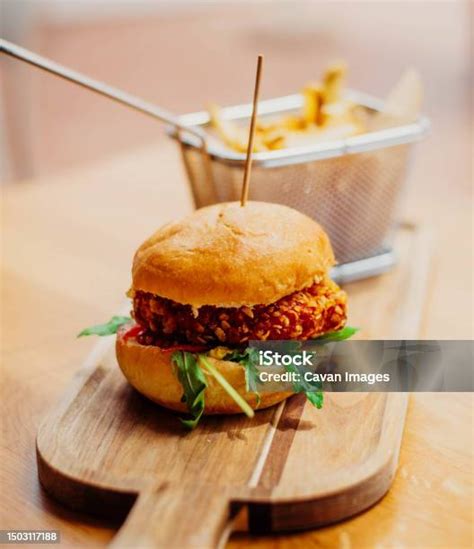 미식가 아메리칸 스타일 빵가루 입힌 치킨 버거와 감자 튀김 고기에 대한 스톡 사진 및 기타 이미지 고기 구이 굽기 Istock