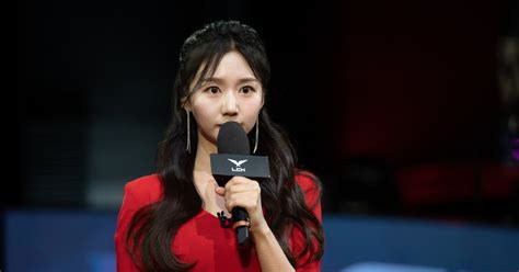 [포토] 방송 인터뷰하는 윤수빈 아나운서