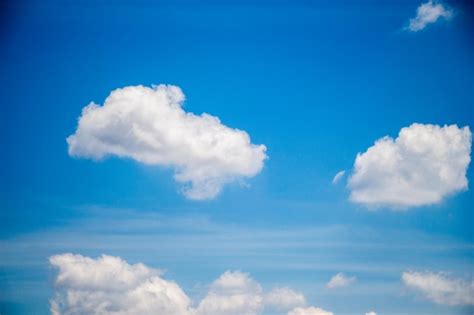 Голубое небо с белыми облаками Премиум Фото