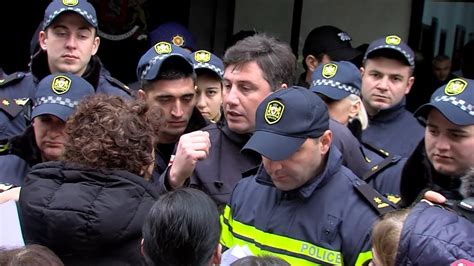 პოლიციელები ქალების წინააღმდეგ Youtube