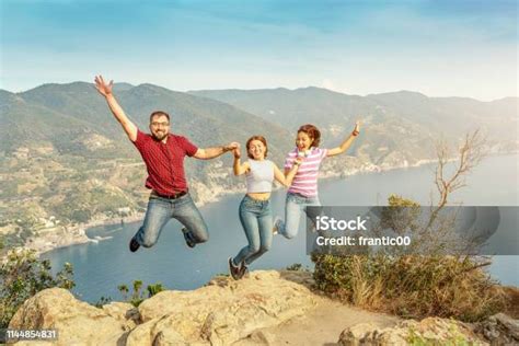 행복 한 세 친구 점프와 이탈리아의 친 퀘 테 르 자연 공원의 해변 리조트에서 재미를 개체 그룹에 대한 스톡 사진 및 기타 이미지 개체 그룹 관광 관광객 Istock