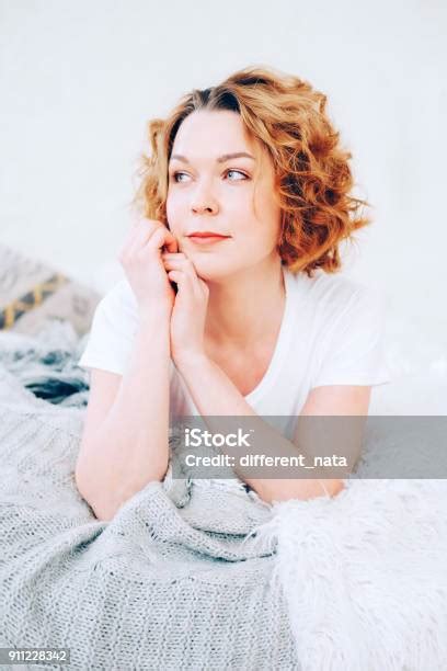 일상 생활입니다 침대에 시간을 보내는 그녀의 잠 옷에서 짧은 곱슬 머리를 가진 행복 한 젊은 빨강 머리 여자 게으른 아침 개념입니다 T 셔츠에 대한 스톡 사진 및 기타